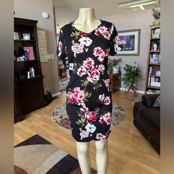 SHEIN | Dresses | Shein Black Floral Short Sleeve Scrunched Dresssize L ...